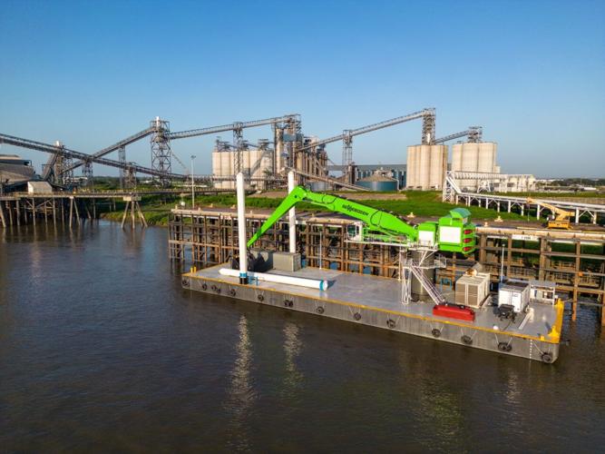 See the new crane that will make it easier to unload grain at the Port ...