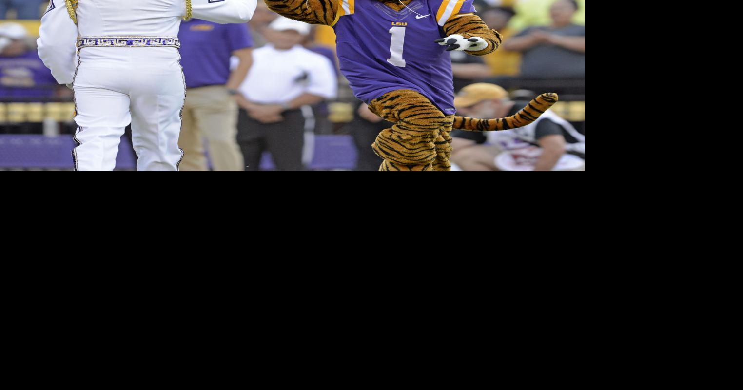 Video: LSU pep band greets Tigers players with rendition of once-banned ...