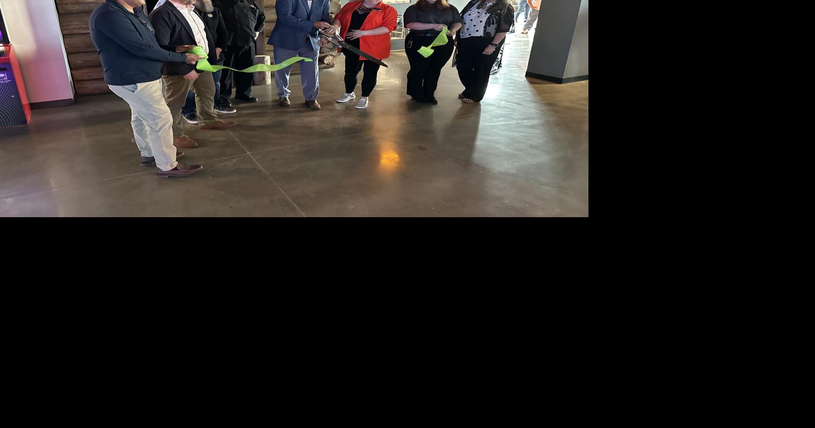 Mayor cuts ribbon at Malys | News | thecabin.net