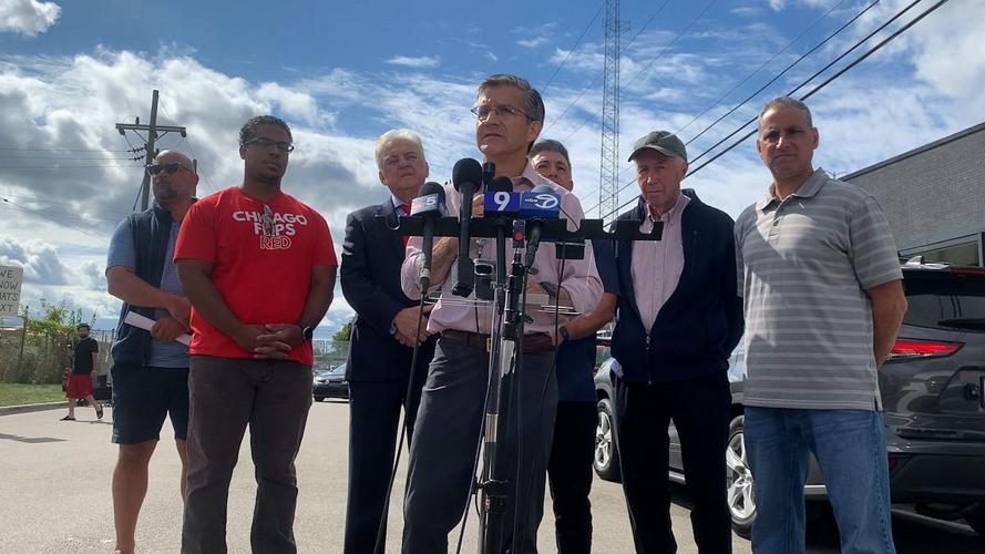 Gubernatorial candidate calls for reason, peace outside Illinois ICE ...