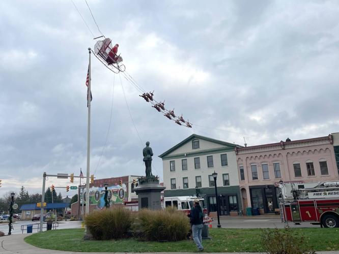 SANTA TAKES FLIGHT DOWNTOWN | News | thecouriertimes.com