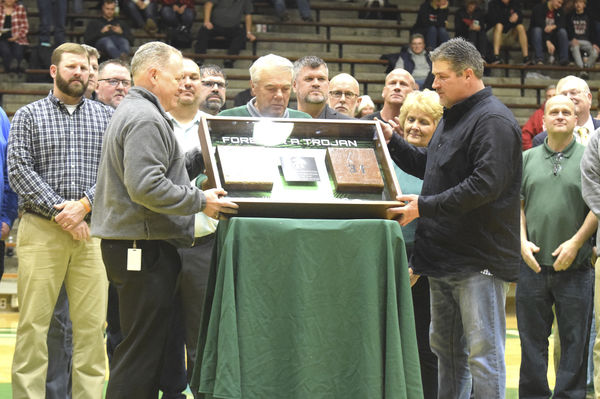 Coach Alford's last Trojan team is honored on Silver Anniversary Night ...