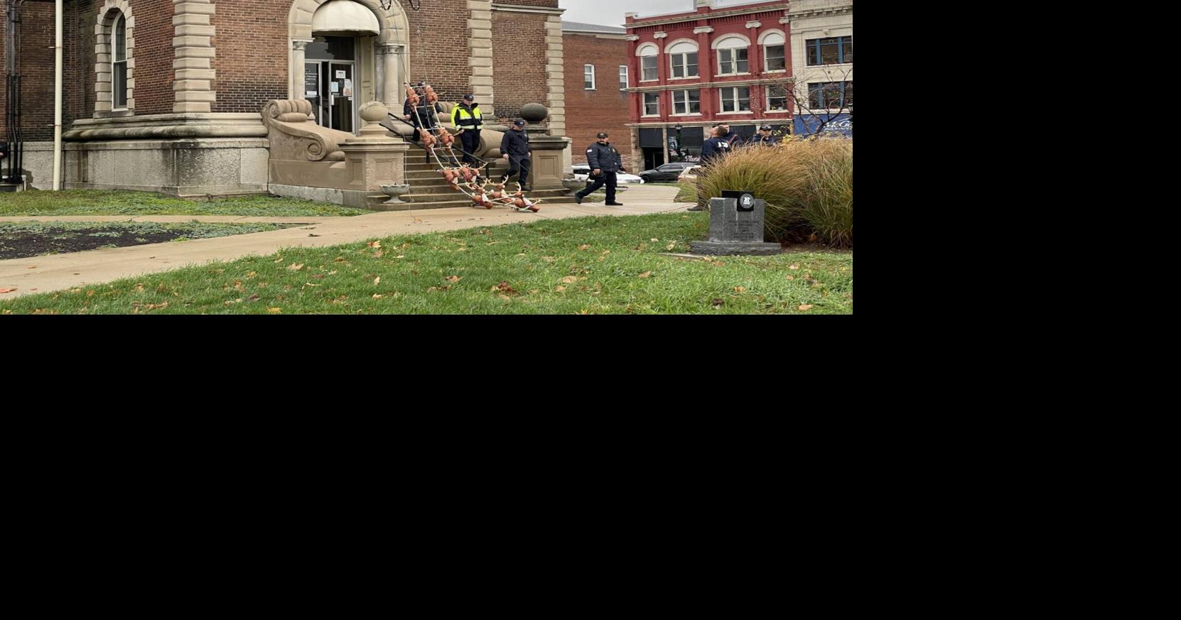 SANTA TAKES FLIGHT DOWNTOWN | News | thecouriertimes.com