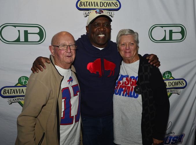 Thurman Thomas visits Batavia Downs | Sports | thedailynewsonline.com