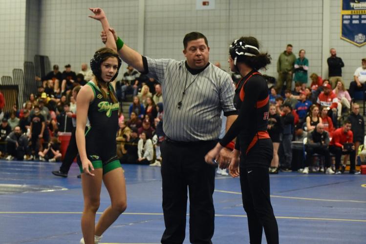WRESTLING: Alexander girls outlast Clarence; Cal-Mum boys beat ...