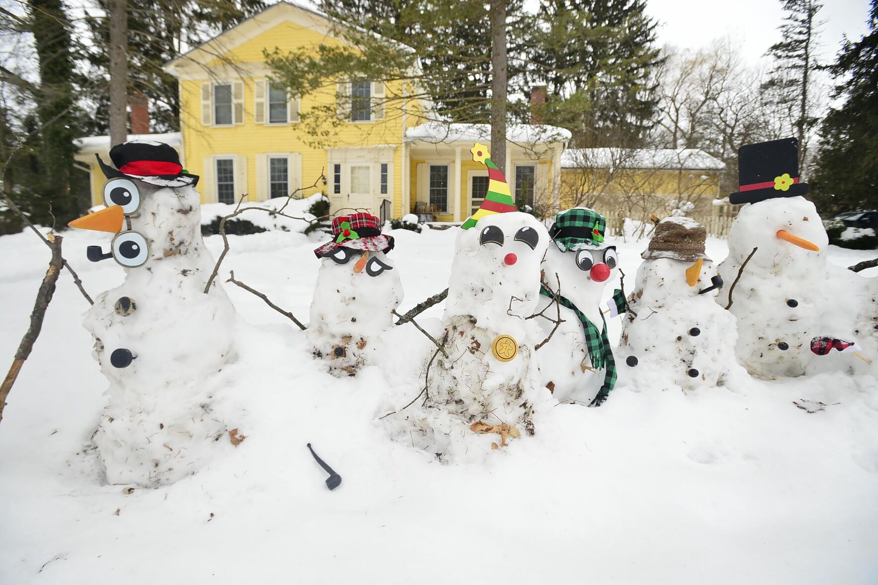 PHOTO: Snowmen family returns in Alexander | News | thedailynewsonline.com