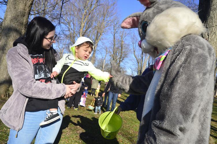 Kids crowd Centennial Park for egg hunt | Top Story ...