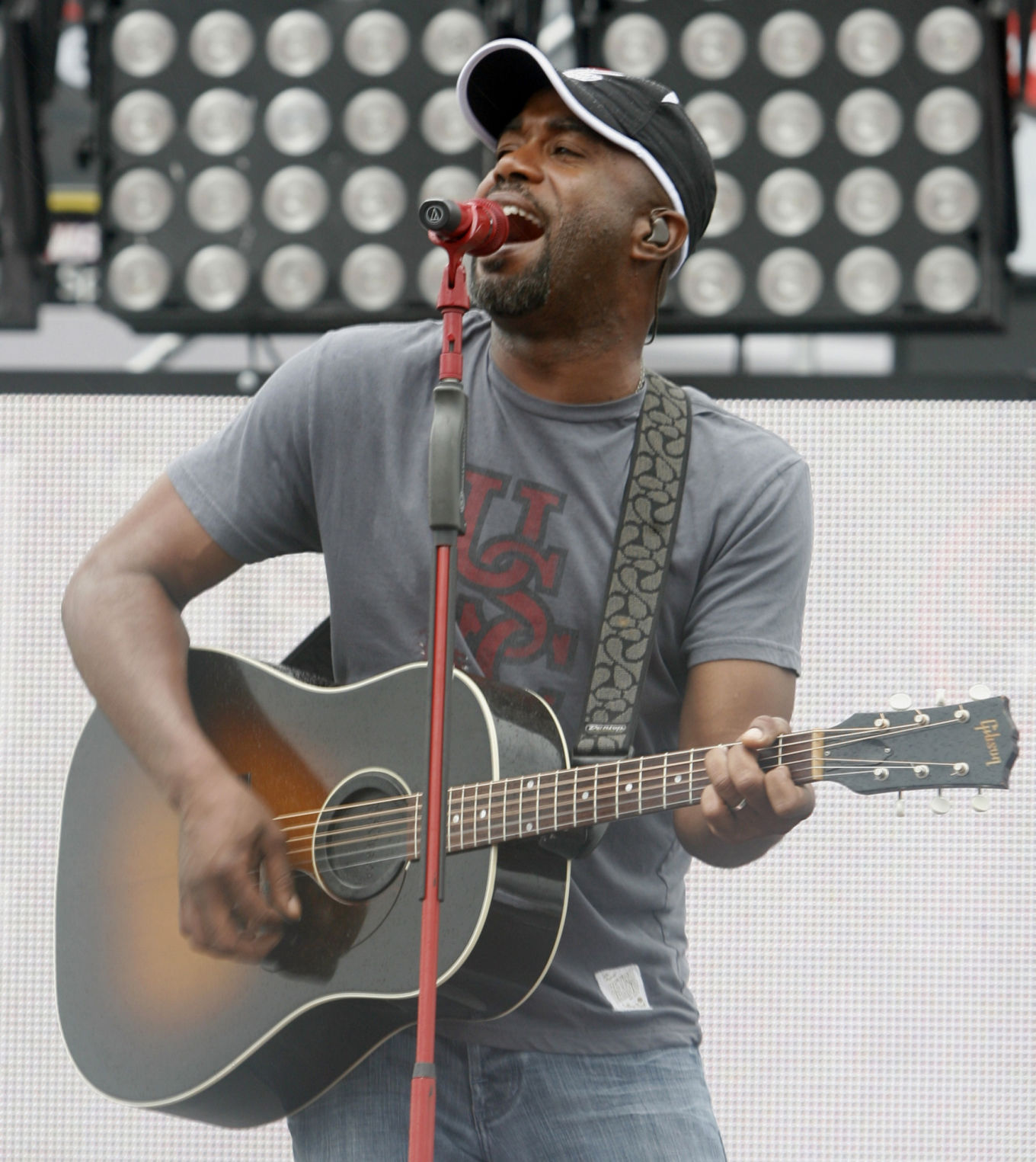 Darius Rucker talks transition from rock band to country singer ...