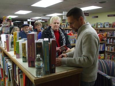 Photo: Long line for Lonsberry | News | thedailynewsonline.com