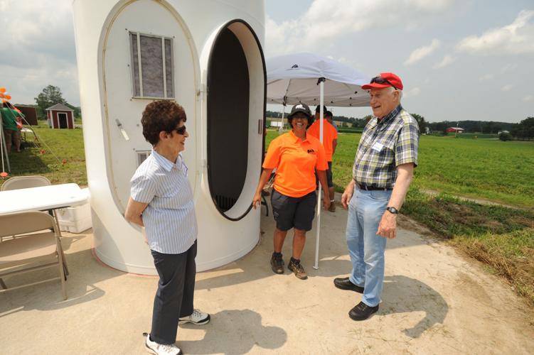 Darien farm’s turbine gets closer look | News | thedailynewsonline.com