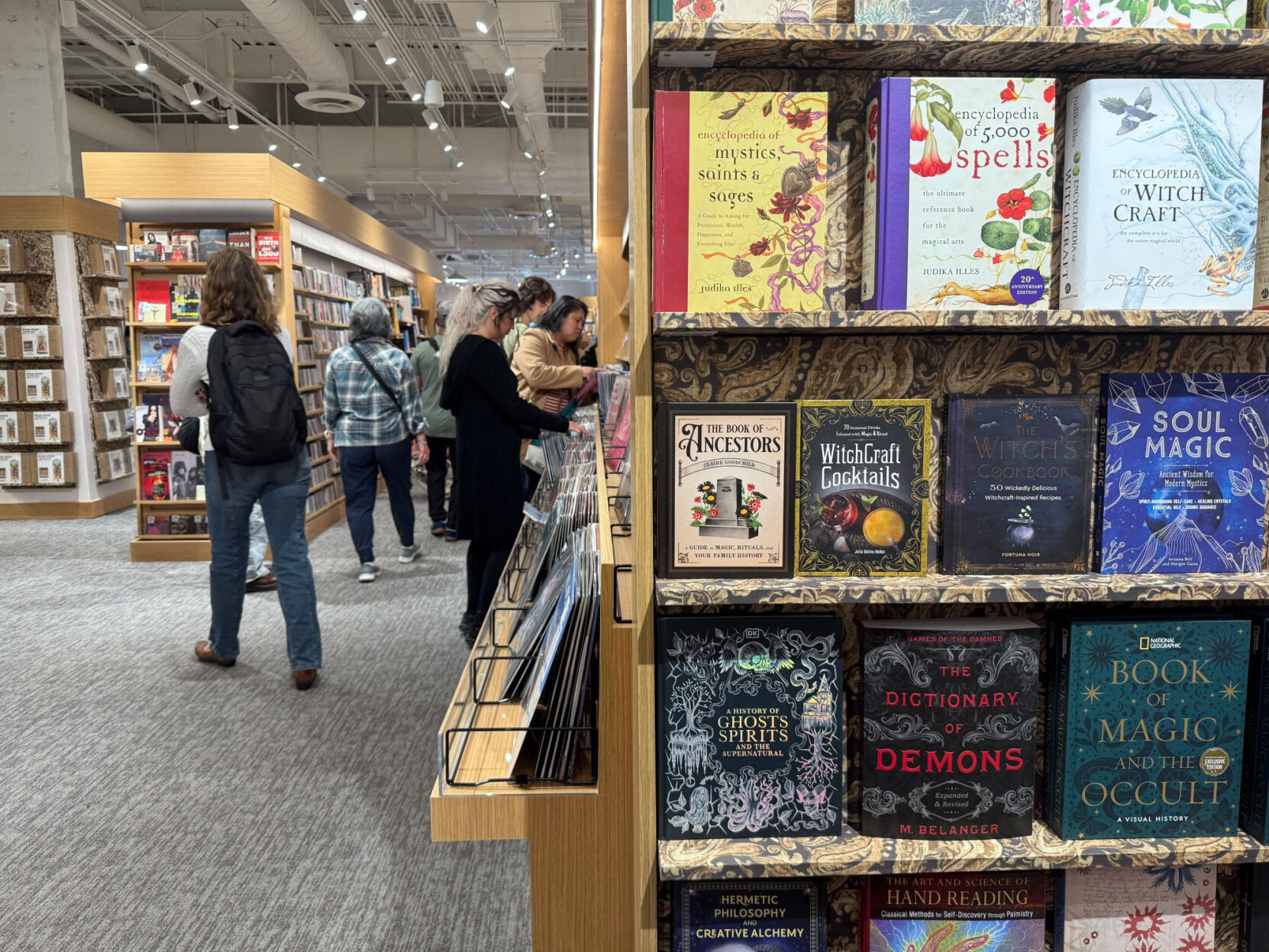 Editorial - Chicago Tribune: The bookstore comeback is good news for ...