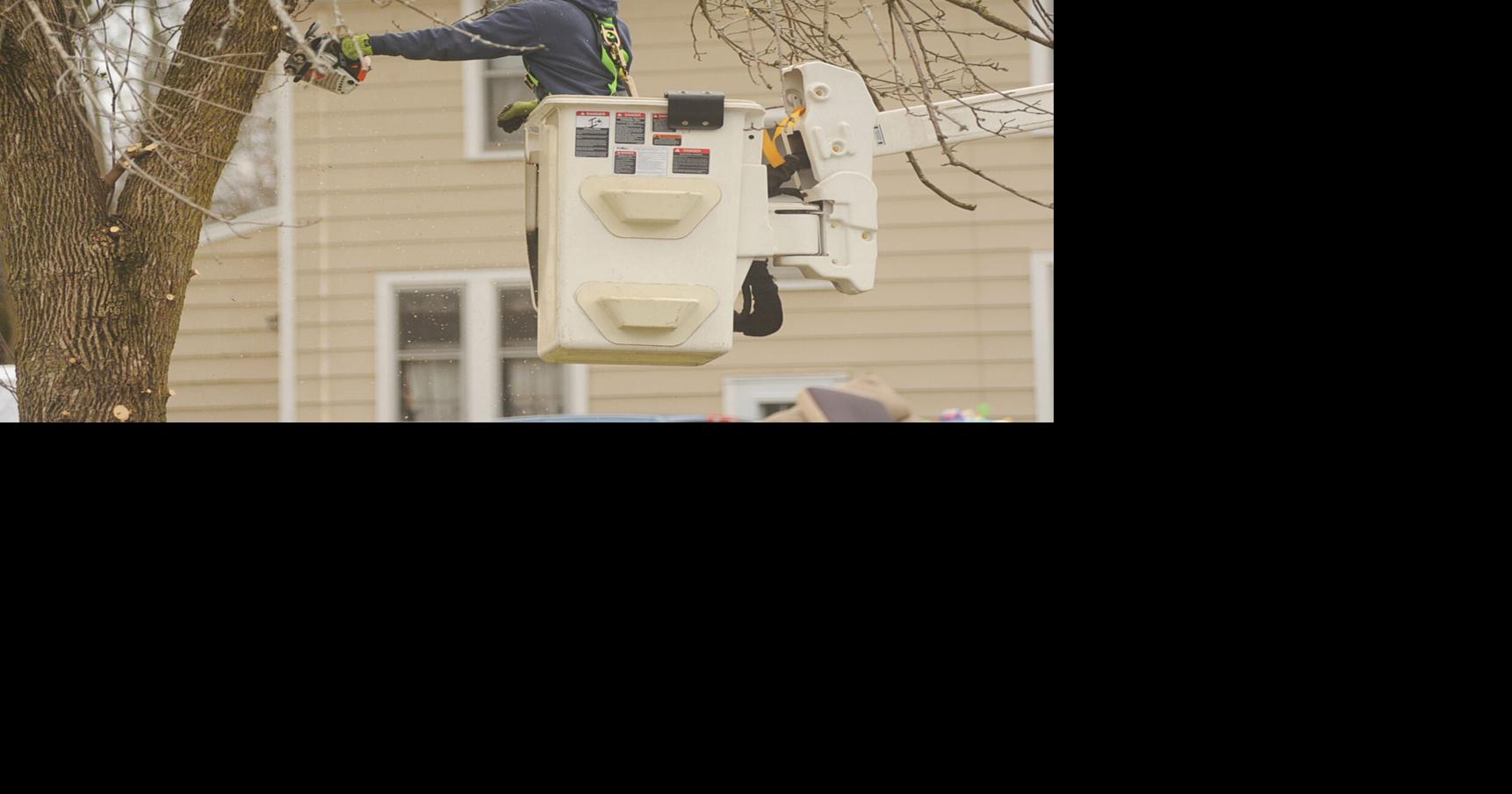 PHOTO: Outdoor work on a dreary day | Top Story | thedailynewsonline.com