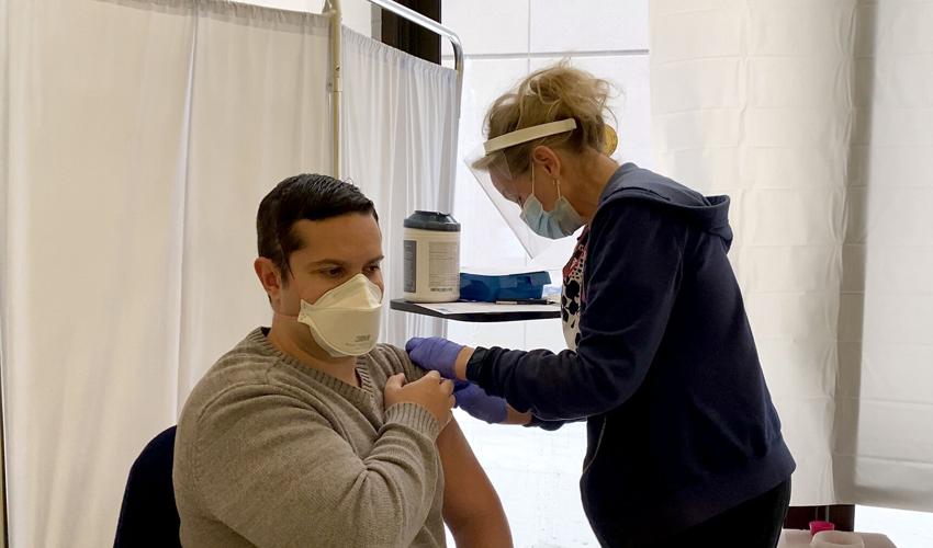 WATCH: First group of UMMC staff receives COVID-19 vaccine | Top Story ...