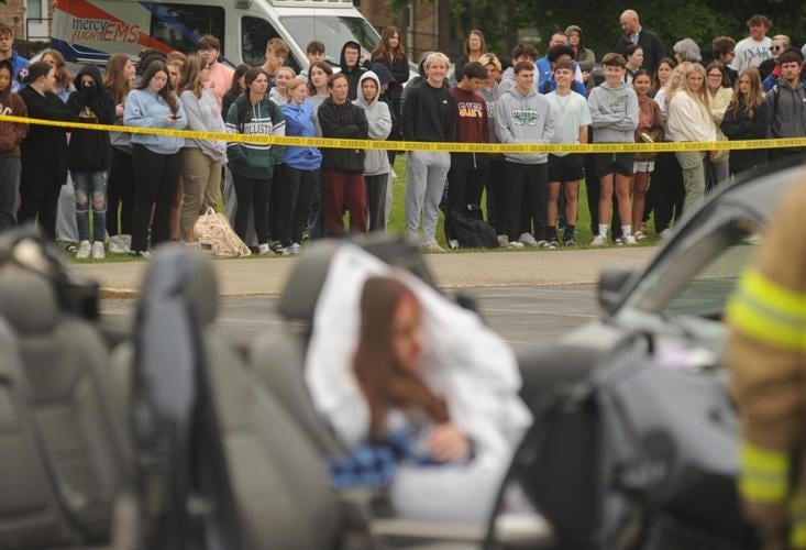 A sobering lesson: Batavia CSD hosts mock-DWI crash | News ...
