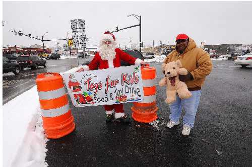 PHOTOS: Don Carroll Food & Toy Drive | News | thedailynewsonline.com