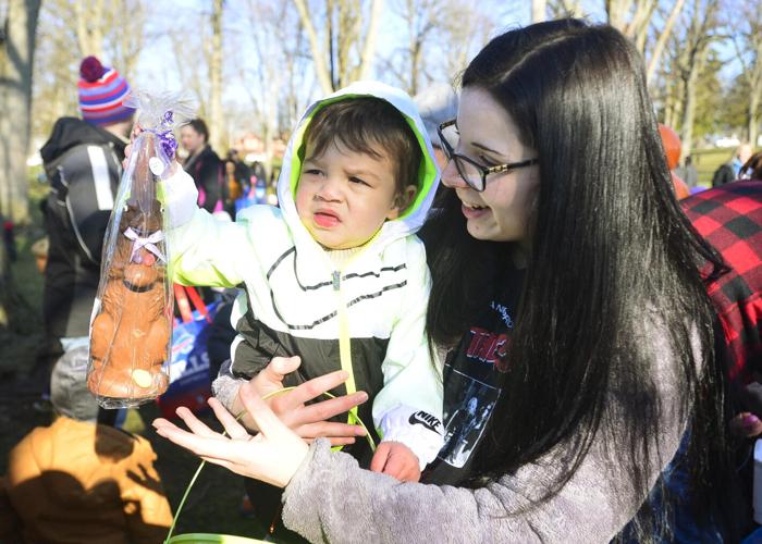 Kids crowd Centennial Park for egg hunt | Top Story ...