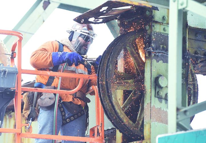 WATCH: And away it goes ... Crews disassemble Albion lift bridge | Top ...
