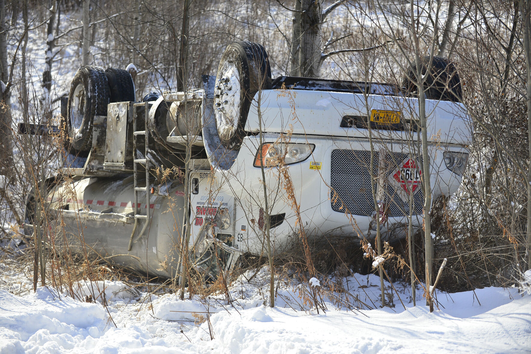 Fuel tanker rolls over in Wethersfield | News | thedailynewsonline.com