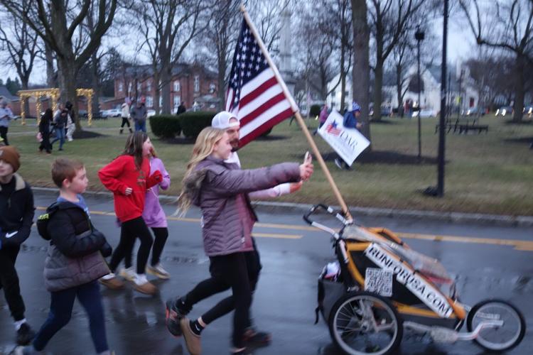 Distance runner passes through Avon on cross-country ‘Run for America ...