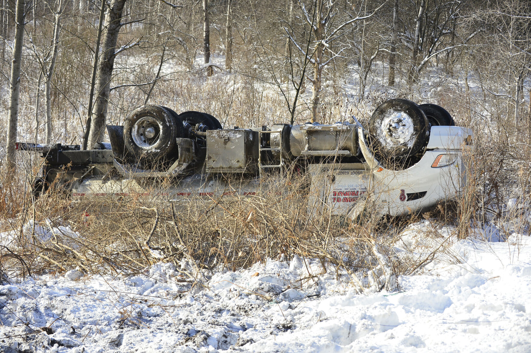 Fuel tanker rolls over in Wethersfield | News | thedailynewsonline.com
