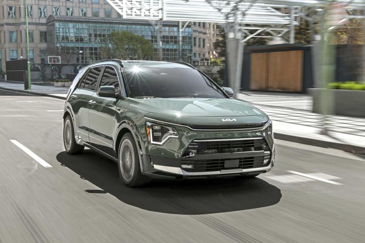 Edmunds compares: Toyota Prius vs. Kia Niro | Features | thederrick.com