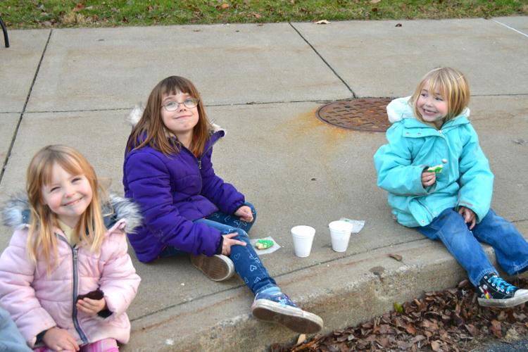 Rocky Grove firefighters sponsor annual Santa Walk | Community News ...