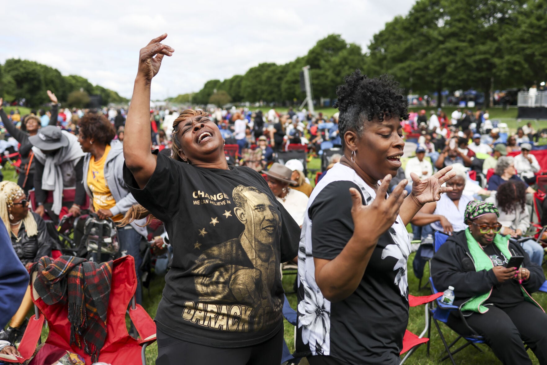 Thousands flock to Midway Plaisance Park for Obama Presidential Center ...