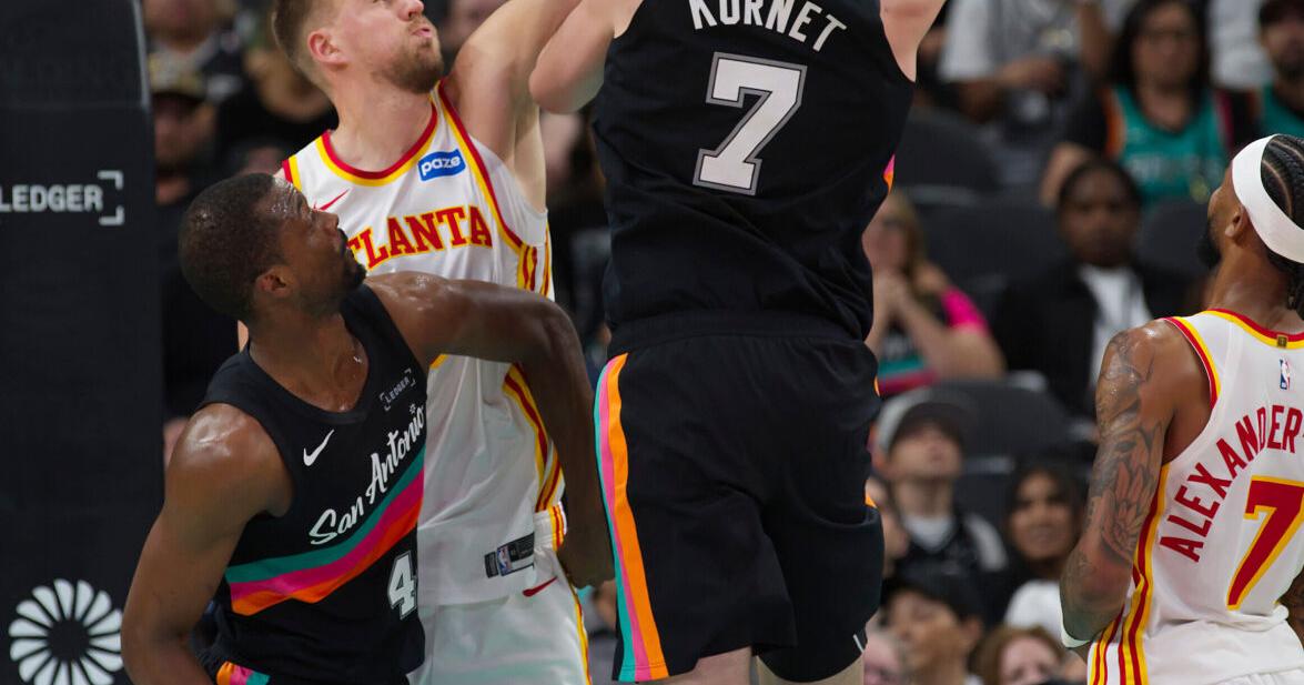 Hawks Spurs Basketball | Sports | thederrick.com