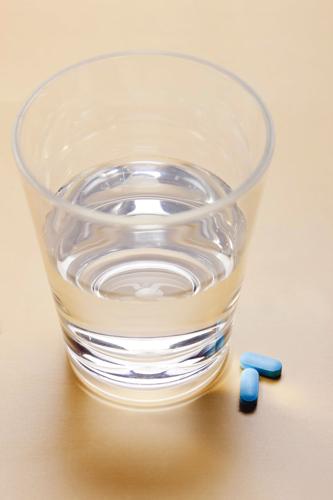 Having trouble swallowing pills? You're probably doing it wrong, study ...