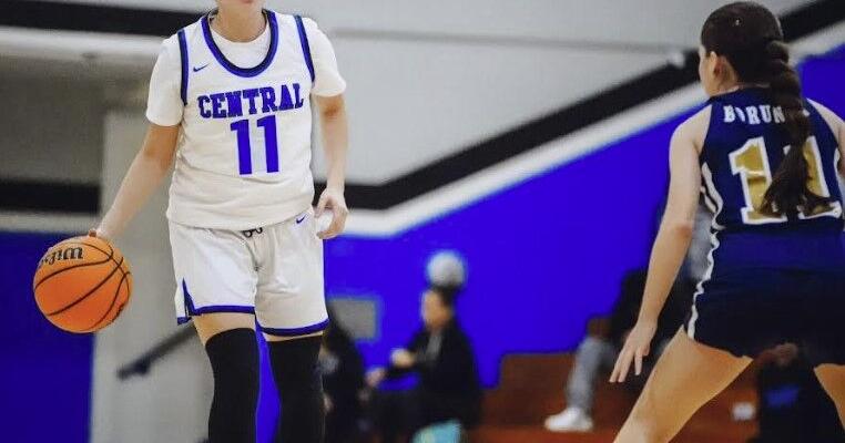 Girls get to it on IVL hardwood | Sports | thedesertreview.com