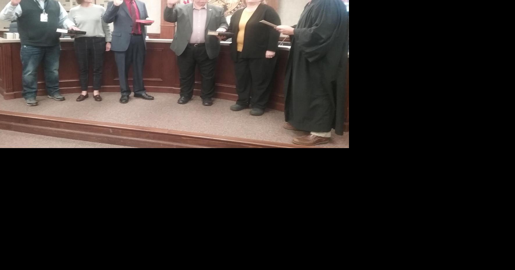 Commissioners take oath of office | Archives | thedigitalcourier.com