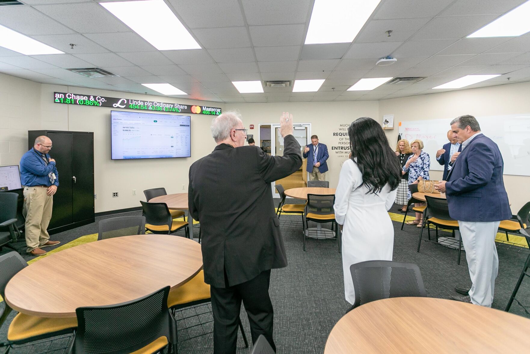 Bishop blesses new BMC finance lab | Orlando | thefloridacatholic.org