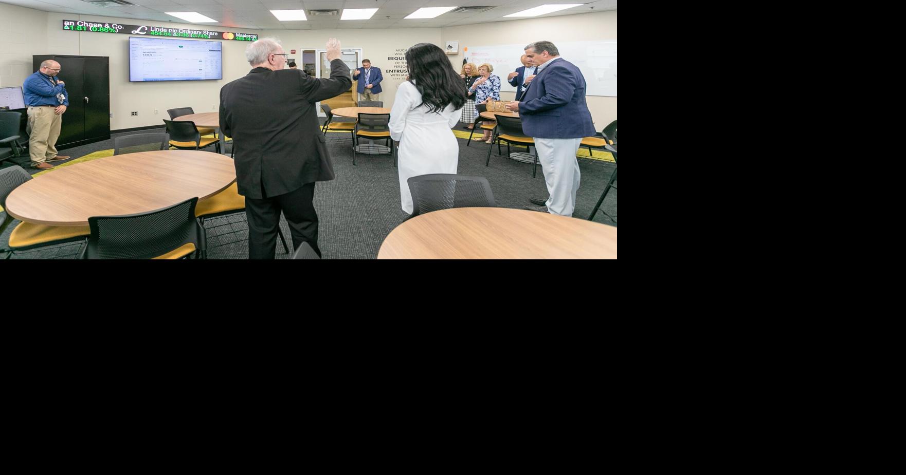 Bishop blesses new BMC finance lab | Orlando | thefloridacatholic.org