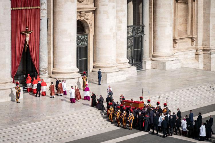 Prayer, pilgrims accompany pope's body to basilica | Vatican ...