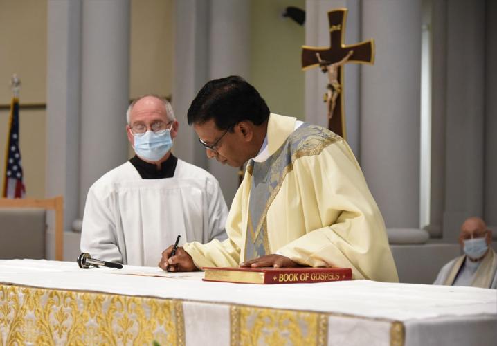 Holy Cross priest installed as pastor | Orlando | thefloridacatholic.org