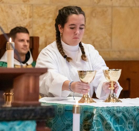 One Bread, One Cup transform youth into liturgical ministers | Orlando ...