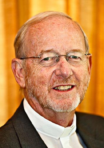 Parish honors 162 heroes in flag display | Orlando | thefloridacatholic.org