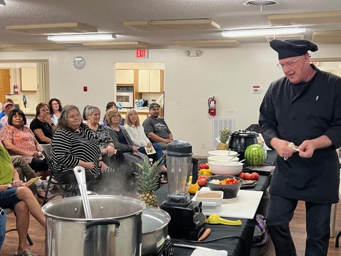 Chef motivates crowd to make better food choices