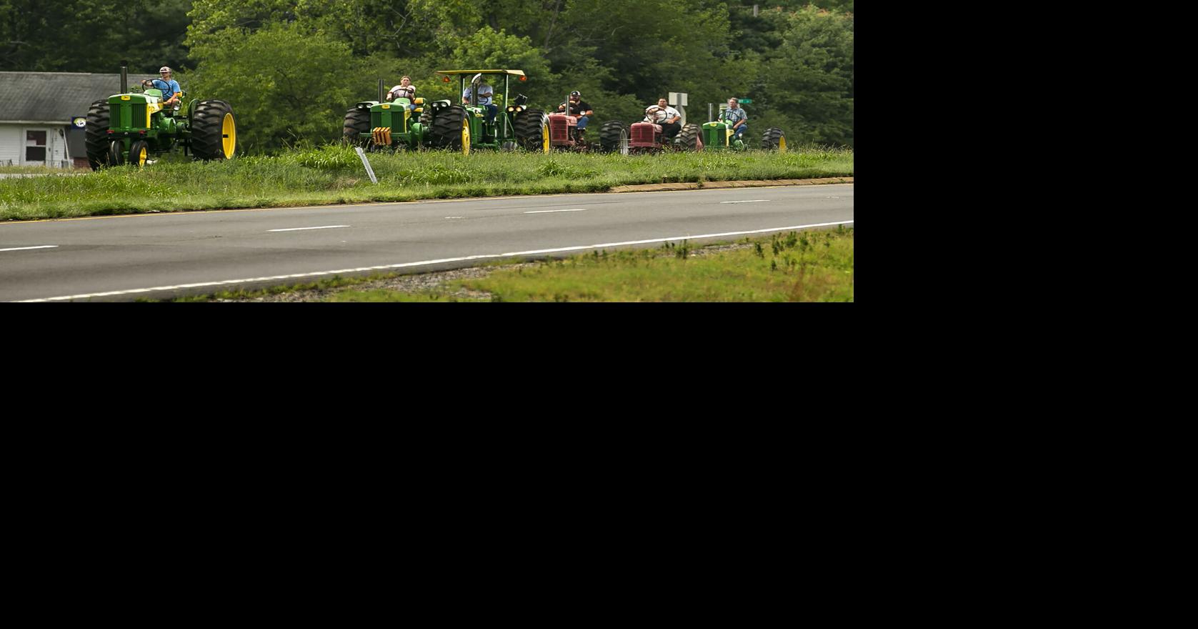 14 antique tractors take part in Virginia funeral procession