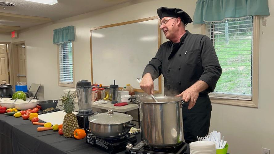 Chef motivates crowd to make better food choices