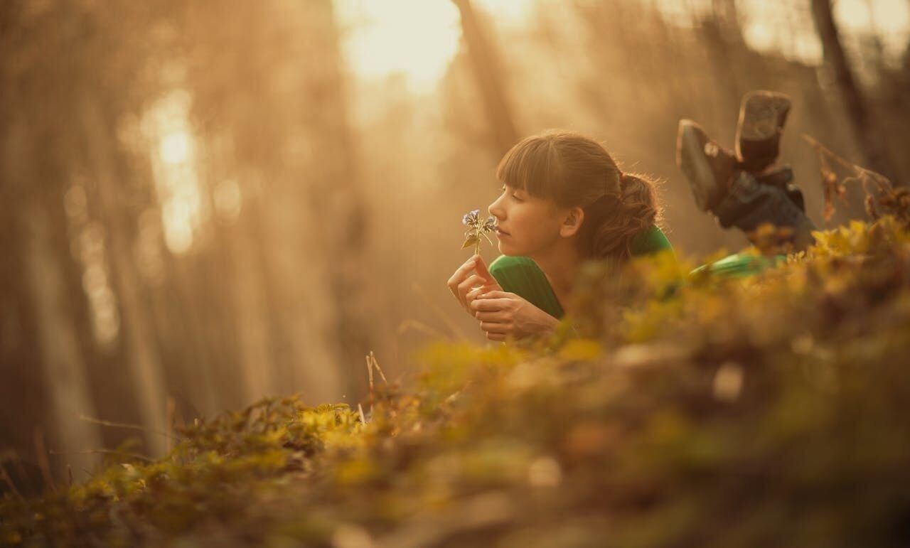 Turns out ‘touching grass’ boosts body image and life satisfaction ...