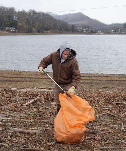 Volunteers rally to clean up Lake Junaluska | Outdoors | themountaineer.com