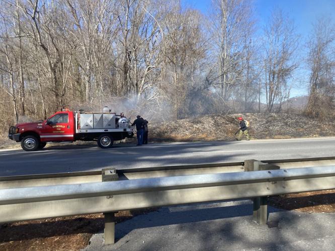 Brush fires on side of the highway create short traffic delays | News ...