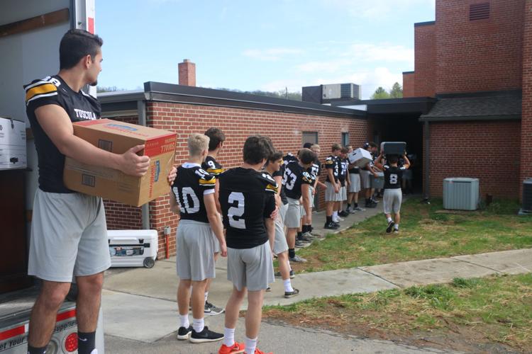 Tuscola football rolls up its sleeves, helps Mountain Projects move ...