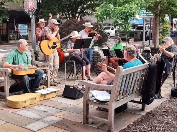 Strummin' and pickin': Cider Ridge Band carries on tradition of ...