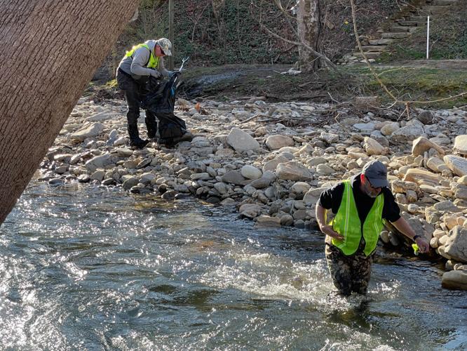 PHOTO GALLERY: Jonathan Creek cleanup | | themountaineer.com