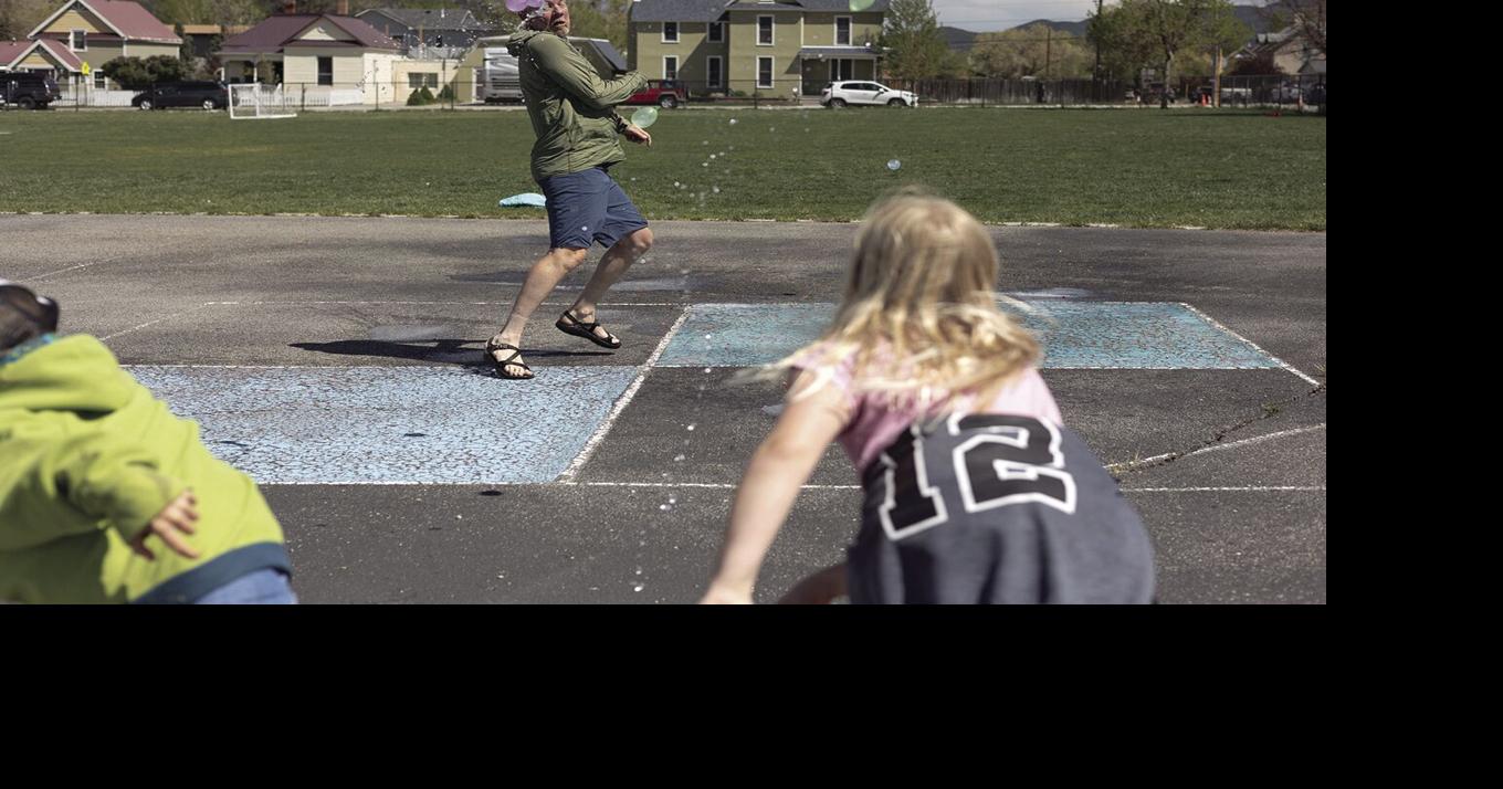 LES fourth-graders throw water balloons at principal ...