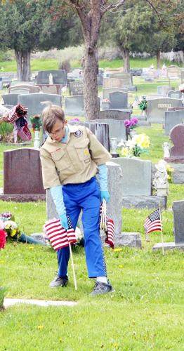Placing flags at cemetery | Free Content | themountainmail.com