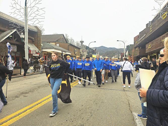 Highlanders' fans send team off with fanfare to state championship ...