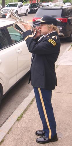 REMEMBERING THEIR SERVICE: Veteran presents U.S. flag to mom to ...